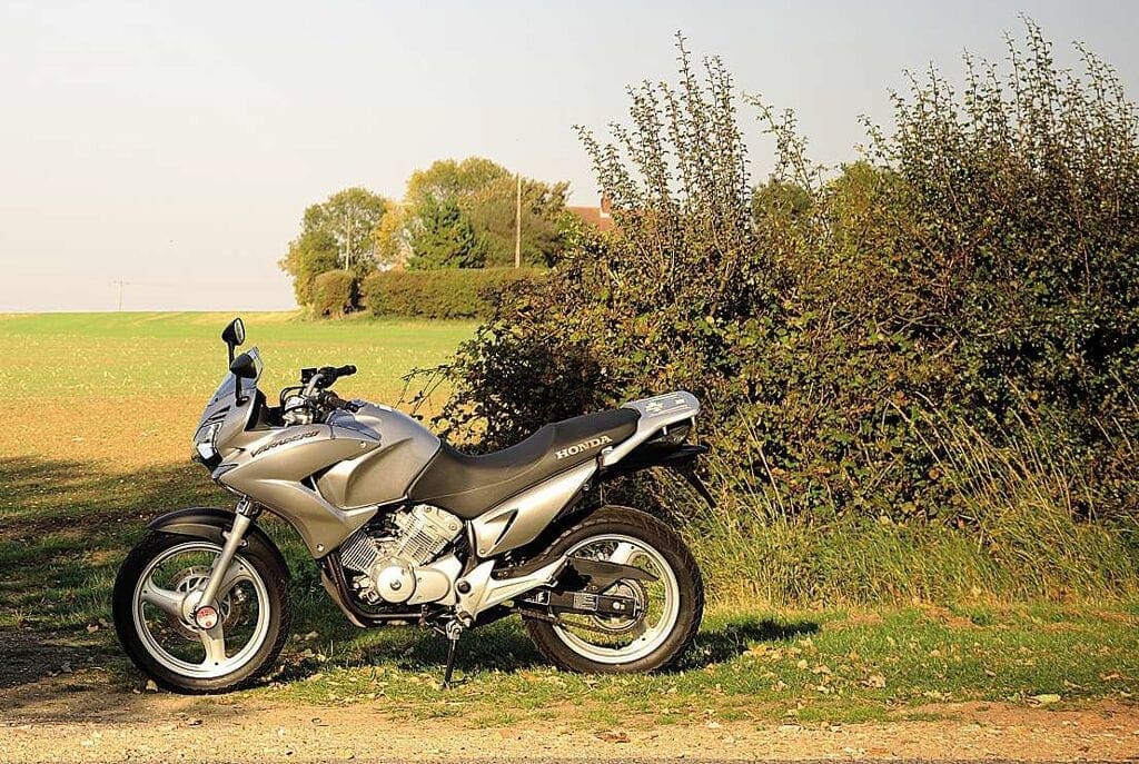 10 differences between cars and bikes - on2wheels